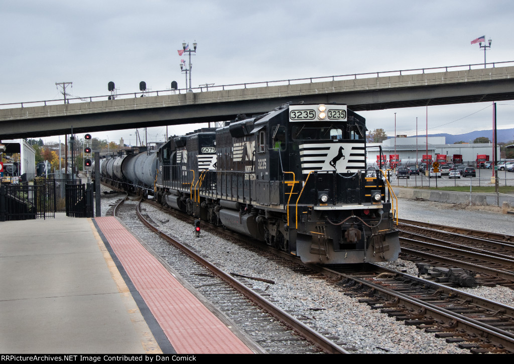 NS 3235 Leads UR23 at Roanoke Station